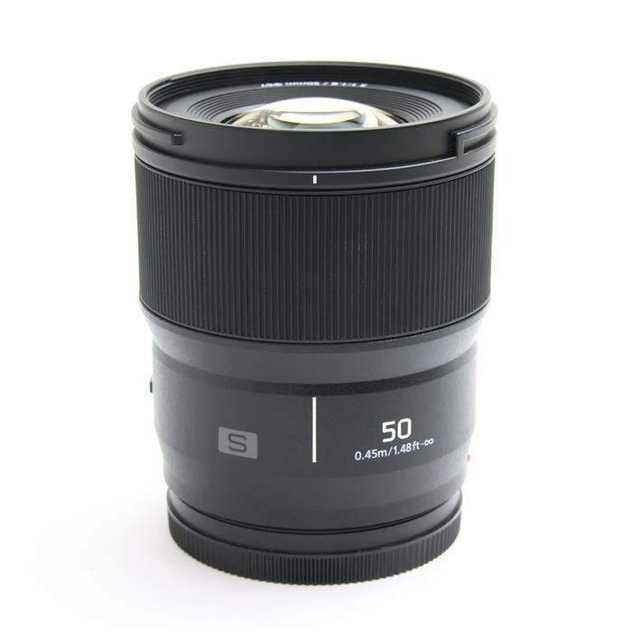 外観状態:良品 マップ保証期間:6ヶ月保証 付属品など:レンズフロントキャップ・レンズリアキャップ・レンズフード【ココがポイント！】スナップショットから美しいボケ味を活かしたポートレートまで幅広い撮影シーンで楽しめるSシリーズ 大口径標準単...