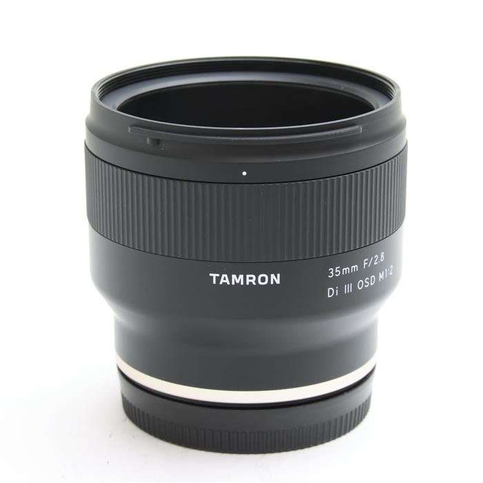 外観状態:良品 マップ保証期間:6ヶ月保証 付属品など:レンズフロントキャップ・レンズリアキャップ・レンズフード【ココがポイント！】単焦点レンズは、撮影者が動くことによって撮影範囲を決めなければなりません。そのため、思い描いた写真が撮れた時...