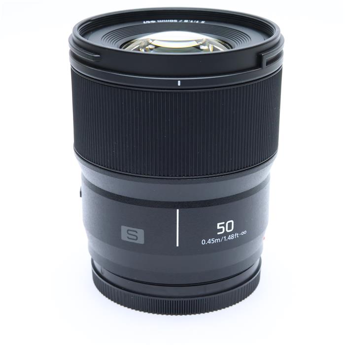 外観状態:良品 マップ保証期間:6ヶ月保証 付属品など:レンズフロントキャップ・レンズリアキャップ・レンズフード【ココがポイント！】スナップショットから美しいボケ味を活かしたポートレートまで幅広い撮影シーンで楽しめるSシリーズ 大口径標準単...