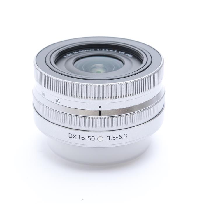 外観状態:良品 マップ保証期間:3ヶ月保証 付属品など:レンズフロントキャップ・レンズリアキャップ【ココがポイント！】NIKKOR Z レンズの高性能を小型・軽量ボディーに凝縮。高画質を手軽に楽しめるDXフォーマット標準ズームレンズ質量約1...