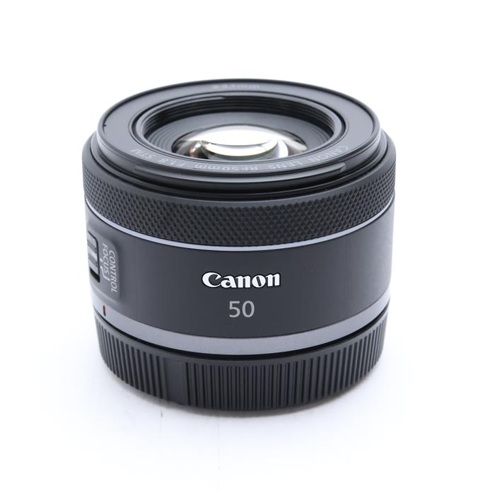 外観状態:美品 マップ保証期間:6ヶ月保証 付属品など:レンズフロントキャップ・レンズリアキャップ【ココがポイント！】優れた携帯性とコストパフォーマンスの標準レンズ。周辺まで高画質を実現。長年に渡りベストセラーを続ける人気レンズがついにRF...