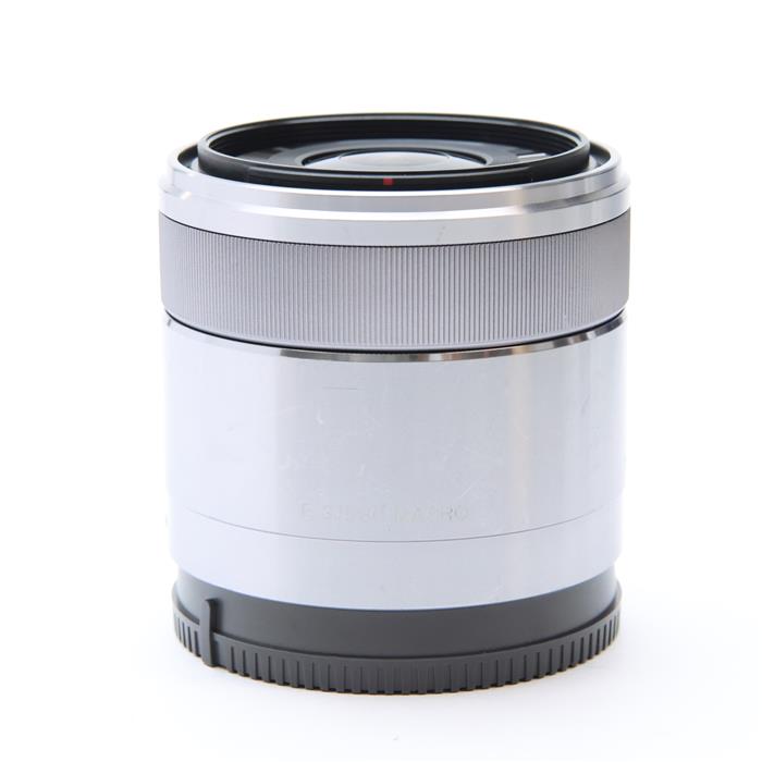 外観状態:並品 マップ保証期間:6ヶ月保証 付属品など:レンズフロントキャップ・レンズリアキャップ・レンズフード【ココがポイント！】世界最軽量(*)で手軽に持ち歩けるEマウント専用の等倍マクロレンズ。最短撮影距離約9.5cmまで被写体に近づ...
