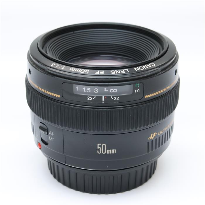 外観状態:並品 マップ保証期間:3ヶ月保証 付属品など:レンズフロントキャップ(社外品)・レンズリアキャップ・レンズフード【ココがポイント！】標準レンズの定番、F1.4の大口径50mm。質量と描写性能、価格のバランスに優れた使い勝手の良い一...