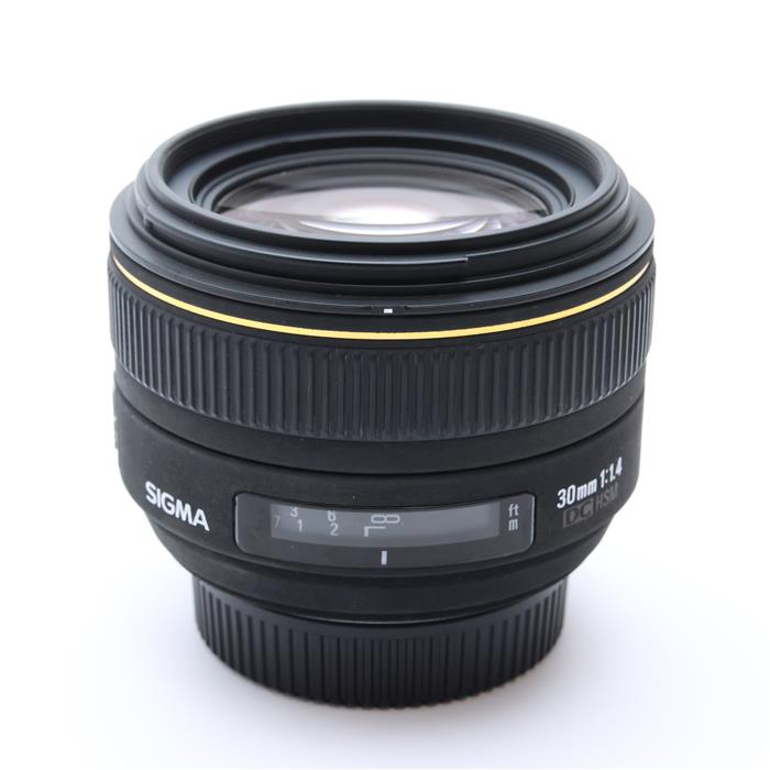 外観状態:並品 マップ保証期間:3ヶ月保証 付属品など:レンズフロントキャップ(社外品)・レンズリアキャップ・レンズフード【ココがポイント！】開放F 値1.4 のデジタル専用大口径標準レンズスナップはもちろん、ポートレート、室内、風景写真な...