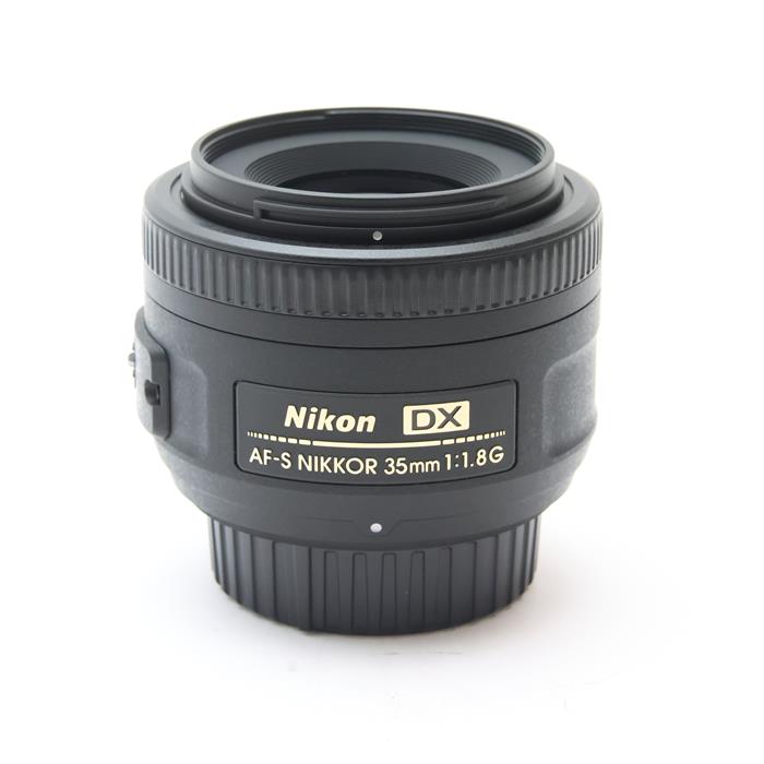 外観状態:良品 マップ保証期間:3ヶ月保証 付属品など:レンズフロントキャップ・レンズリアキャップ・レンズフード・ポーチ【ココがポイント！】軽量・コンパクトなニコンDXフォーマット標準レンズニコンDX フォーマットで標準となる画角44°の、...