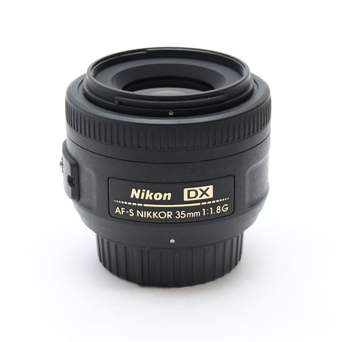 外観状態:並品 マップ保証期間:3ヶ月保証 付属品など:レンズフロントキャップ・レンズリアキャップ・レンズフード【ココがポイント！】軽量・コンパクトなニコンDXフォーマット標準レンズニコンDX フォーマットで標準となる画角44°の、単焦点レ...