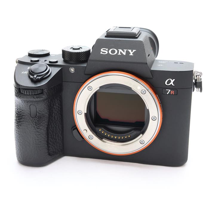 外観状態:並品 マップ保証期間:12ヵ月 付属品など:バッテリー・チャージャー・ACコード【ココがポイント！】本機は、35mmフルサイズ裏面照射型CMOSイメージセンサーExmor Rを搭載し、有効約4240万画素ならではの解像力と、低感度...