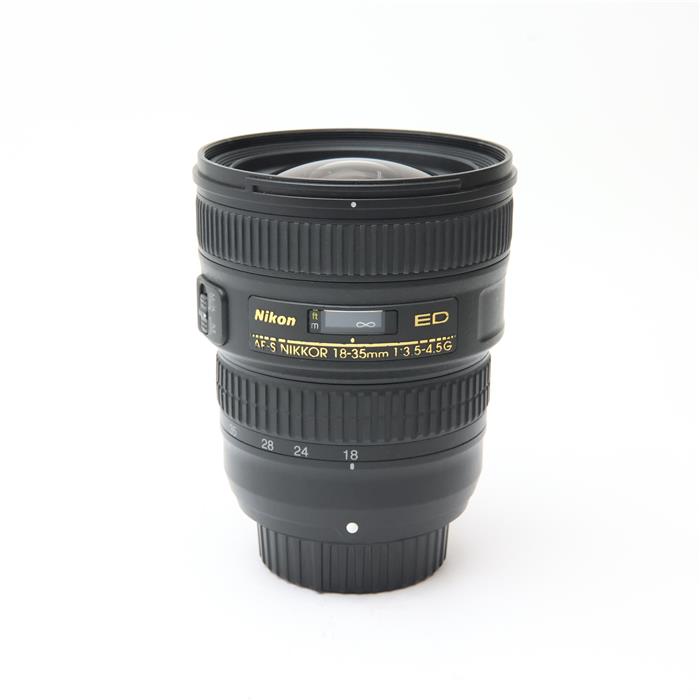 外観状態:並品 マップ保証期間:6ヶ月保証 付属品など:レンズフロントキャップ・レンズリアキャップ・レンズフード・別売フィルター【ココがポイント！】画角100°の超広角から63°の広角域をカバーする焦点距離18-35mmのズームレンズで、ス...