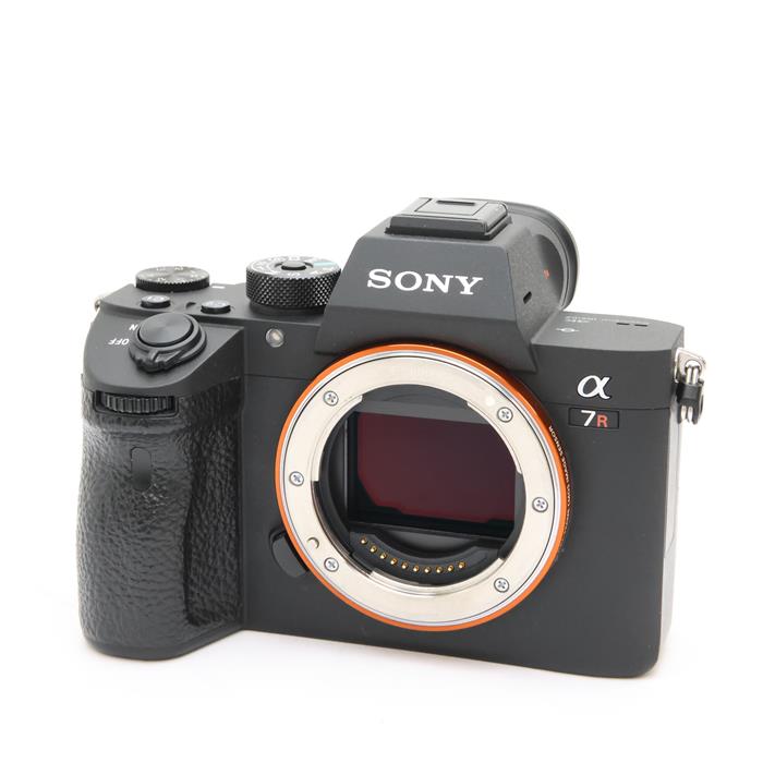 外観状態:並品 マップ保証期間:12ヵ月 付属品など:バッテリー・チャージャー・ACコード【ココがポイント！】本機は、35mmフルサイズ裏面照射型CMOSイメージセンサーExmor Rを搭載し、有効約4240万画素ならではの解像力と、低感度...
