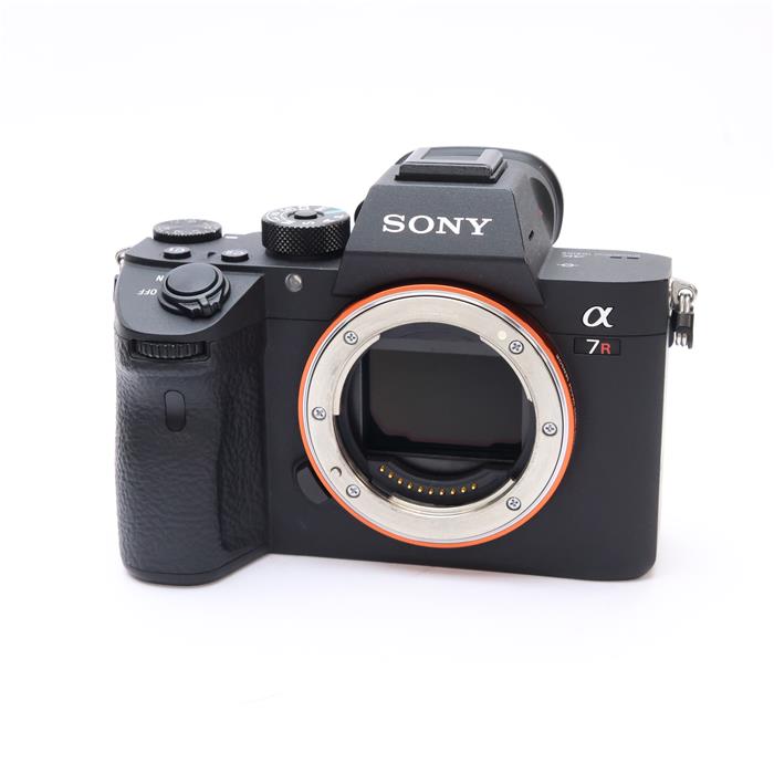 外観状態:並品 マップ保証期間:12ヵ月 付属品など:バッテリー・チャージャー・ACコード【ココがポイント！】本機は、35mmフルサイズ裏面照射型CMOSイメージセンサーExmor Rを搭載し、有効約4240万画素ならではの解像力と、低感度...