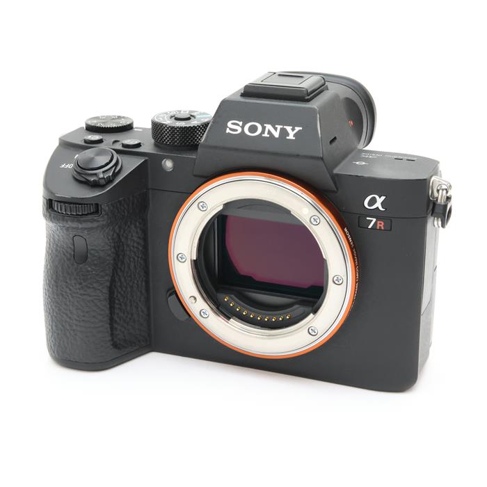 外観状態:並品 マップ保証期間:12ヵ月 付属品など:バッテリー・チャージャー・ACコード【ココがポイント！】本機は、35mmフルサイズ裏面照射型CMOSイメージセンサーExmor Rを搭載し、有効約4240万画素ならではの解像力と、低感度...