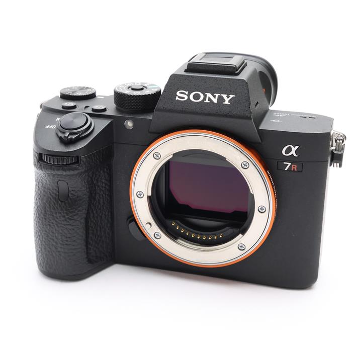 外観状態:並品 マップ保証期間:12ヵ月 付属品など:バッテリー・チャージャー・ACコード【ココがポイント！】本機は、35mmフルサイズ裏面照射型CMOSイメージセンサーExmor Rを搭載し、有効約4240万画素ならではの解像力と、低感度...