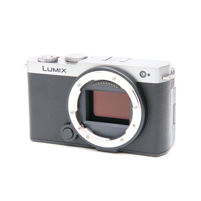 外観状態:美品 マップ保証期間:12ヵ月 付属品など:バッテリー【ココがポイント！】『LUMIX DC-S9』は、撮って出しで得られる美しい描写性能、本格撮影が手軽に楽しめる高い操作性能を小型・軽量なボディに凝縮したモデルです。約24.2M...