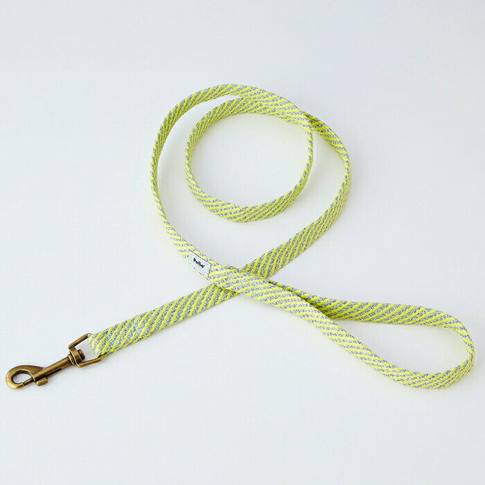 夜のお散歩にぴったりな車などのライトに反射して光る抗菌加工生地を使用したリードです。柔らかいテープなので、持つ手にも優しいリード。こだわったアンティーク調のスナップを使用しています。【適応サイズ】幅10×高さ1200×奥行10mm【材質】ポ...