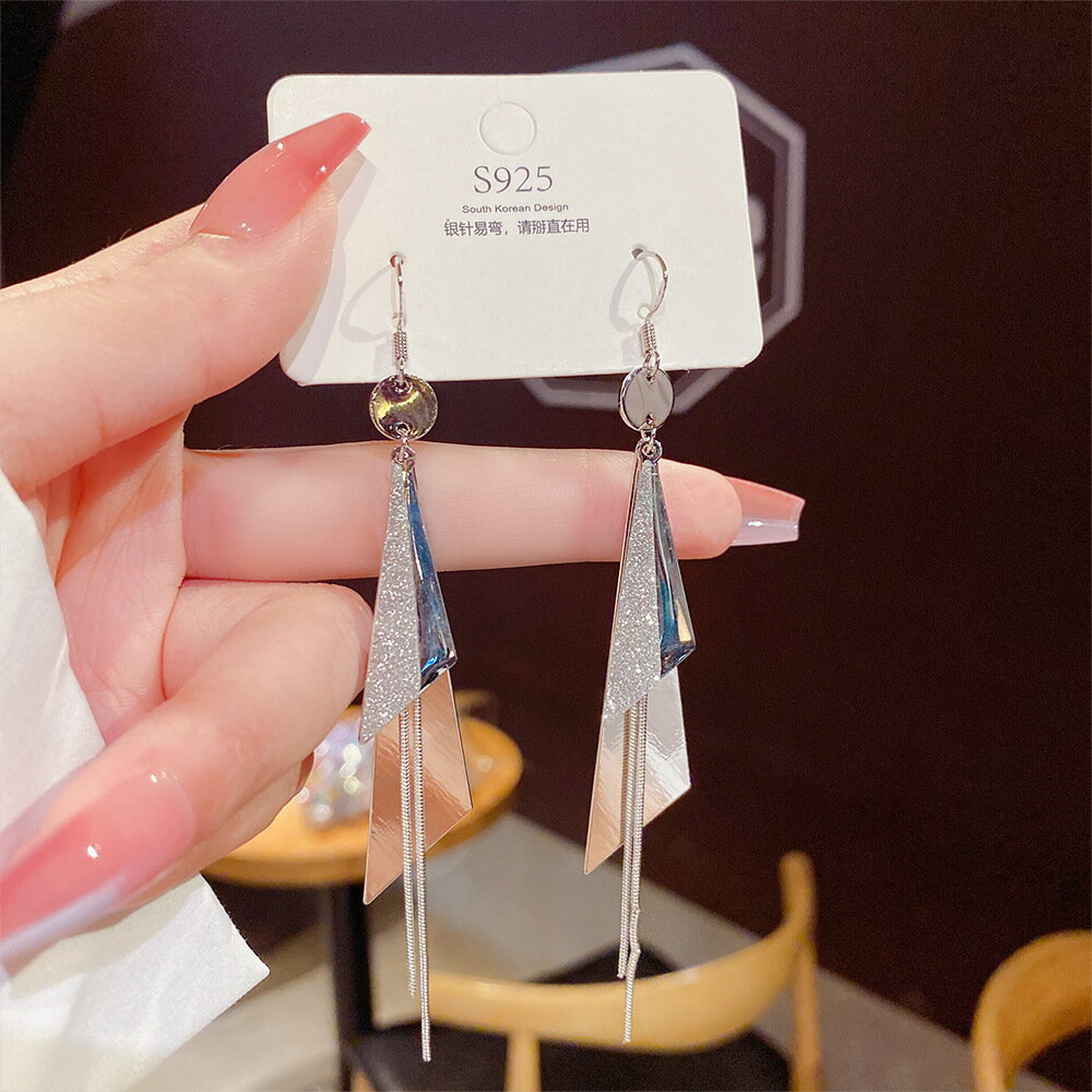 &nbsp;商品説明商品名称ビアス素材シルバー生産国中国サイズ写真通り注意書き※商品写真は、できる限り現品を再現するように画像処理などの補正を行っておりますが、ご利用のモニターや環境により差異が生じます。予めご了承ください。※上記の数値は、...