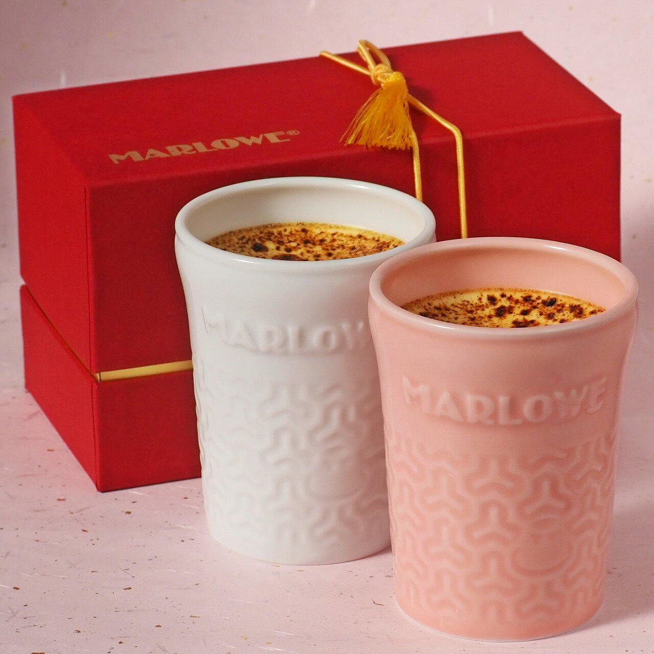 ギフト対応【豪華化粧箱入り】2026年紅白陶器プリンセット 2026年紅白陶器（北海道フレッシュクリームプリン）の登場です。 陶器カップは、美濃焼の産地、岐阜県瑞浪市で100年以上続く会社で製造されています。 先代の職人たちから引き継がれた...