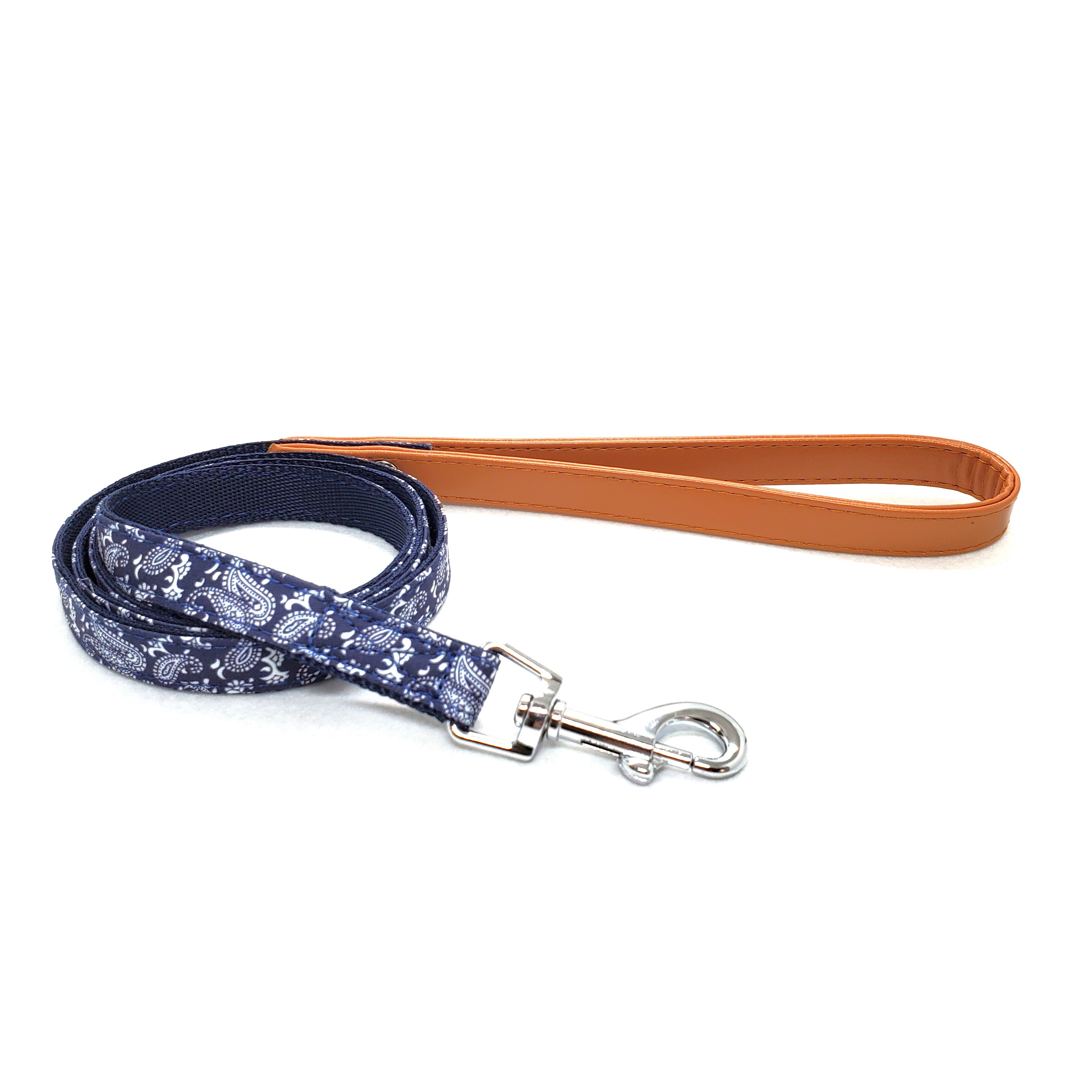 [商品サイズ(mm)]15×9×700[単品重量(g)]60 [原材料]ナイロン[商品説明]犬用リード[使用方法・給与方法]お使いの首輪のDカンに、リードのナスカンを繋いで取り付け完了です。[使用上の注意]お散歩専用アイテムですので、係留に...