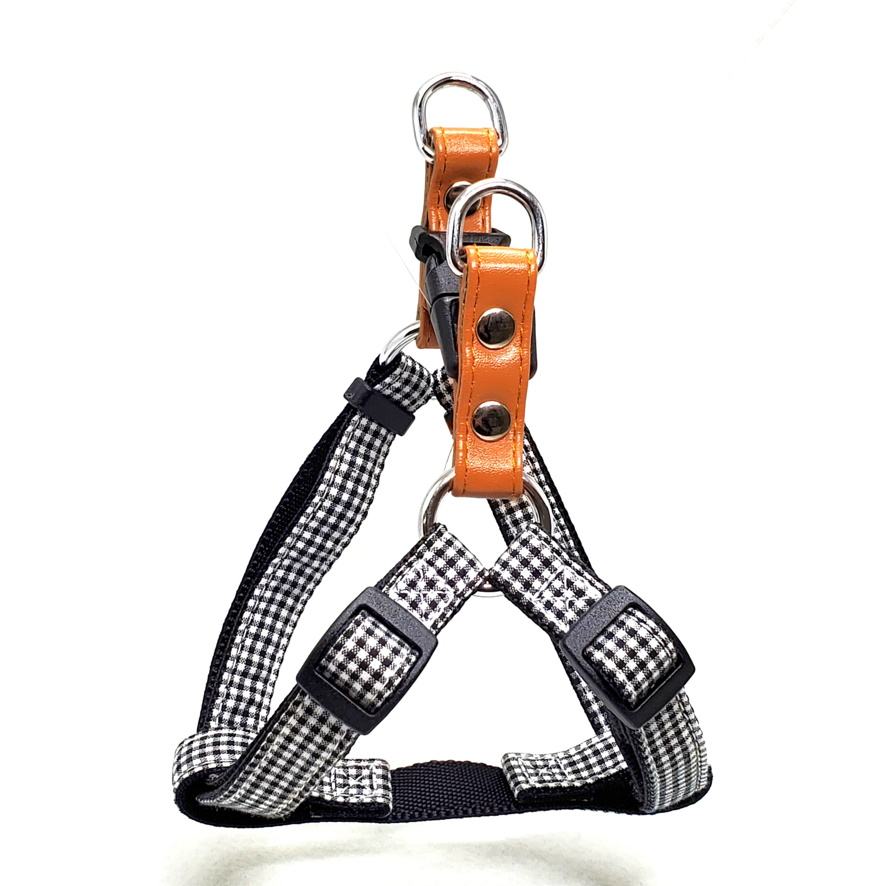 [商品サイズ(mm)]110×40×190[単品重量(g)]30 [原材料]ナイロン[商品説明]犬用軽便胴輪[使用方法・給与方法]適切なサイズに調整し、わんちゃんの前足を穴に通して、背中でバックルを留めて下さい。カチッと音がするまではめ込ん...