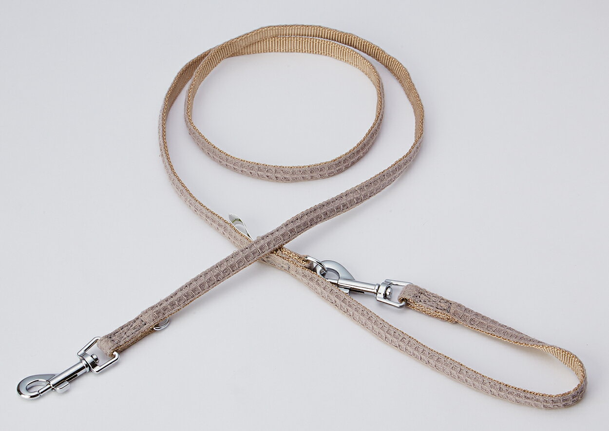 [商品サイズ(mm)]50×14×290[単品重量(g)]47 [原材料]ナイロン、コットン、レーヨン、ポリエステル、セルロース[商品説明]温かみのある見た目と肌触りの良さが魅力のワッフル生地を犬具表生地に使用。[使用方法・給与方法]カラー...