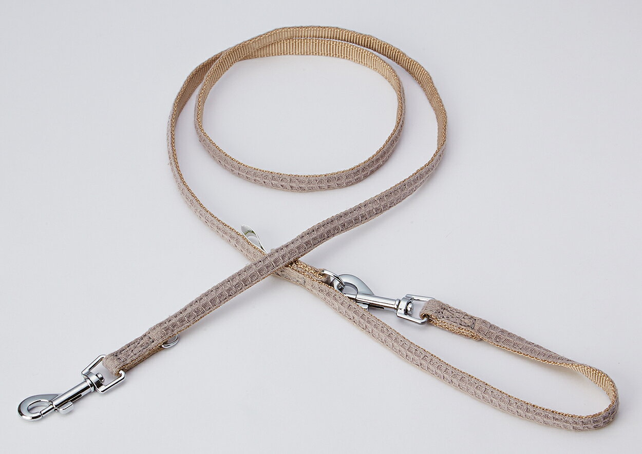 [商品サイズ(mm)]50×26×290[単品重量(g)]74 [原材料]ナイロン、コットン、レーヨン、ポリエステル、セルロース[商品説明]温かみのある見た目と肌触りの良さが魅力のワッフル生地を犬具表生地に使用。[使用方法・給与方法]カラー...