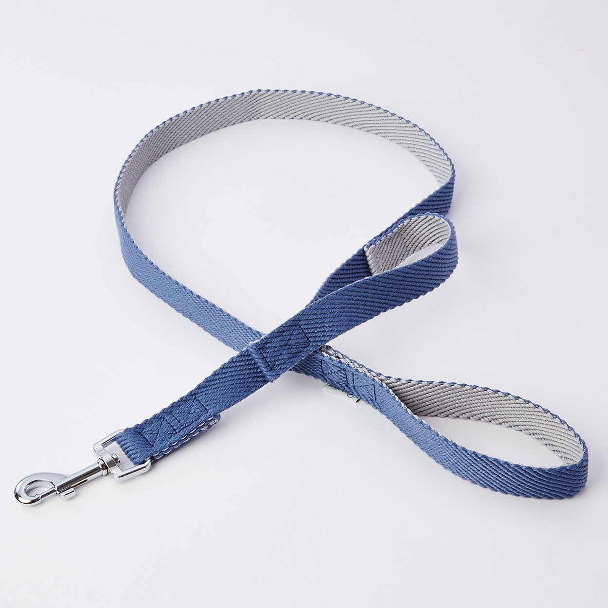 [商品サイズ(mm)]30×20×1200[単品重量(g)]85 [原材料]ポリエステル[商品説明]やわらかい素材感のあるファッション生地。引き寄せに便利なサブグリップ付き。[使用方法・給与方法]カラー・ハーネスのDカンにリードのスナップを...