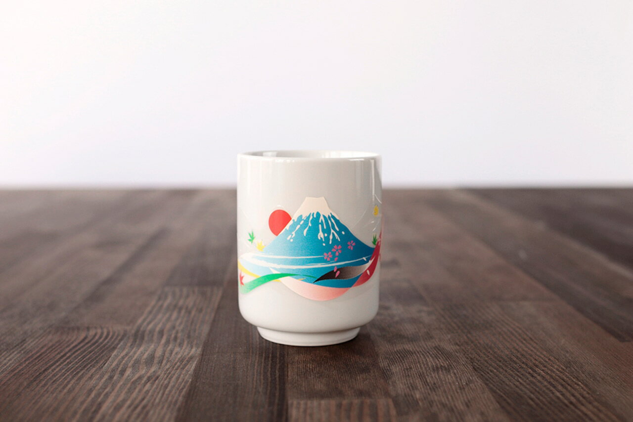 温感湯呑　富士山 商品情報 【温感湯呑　富士山】　ボール紙製箱入り　丸モ高木陶器 温度をデザインに　『温感富士山湯呑』 温度で絵柄が変化する楽しいうつわ！ 一見はどこにでもある普通の湯呑ですが一つ仕掛けがあります！ なんと・・・湯呑に温かい...