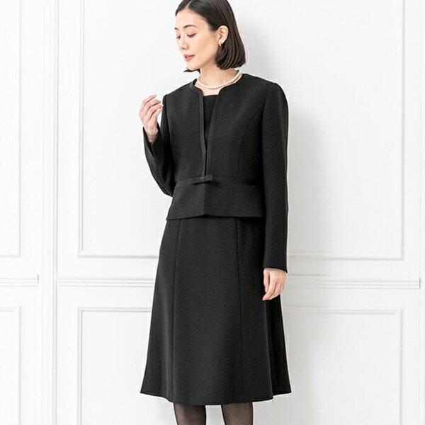 ■説明すっきりしたノ－カラ－ジャケットに、七分袖の前開きワンピ－スをセットしたベ－シックなシルエット。ジャケットの前合わせの部分とワンピ－スのウエスト部分にグログランでアクセントを付けました。■商品詳細温度帯：常温便でお届けいたします。商品...