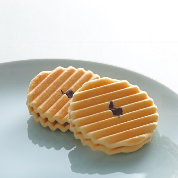 ■説明さっくりと焼き上げた風味豊かな欧風せんべいに、クリームをサンドした人気の商品です。 クリームはバニラとチョコの2種類があり、食べ比べが楽しめます。 季節のご挨拶やお世話になった方へのお礼など、贈答用にも最適です。 バニラ10個、チョコ...