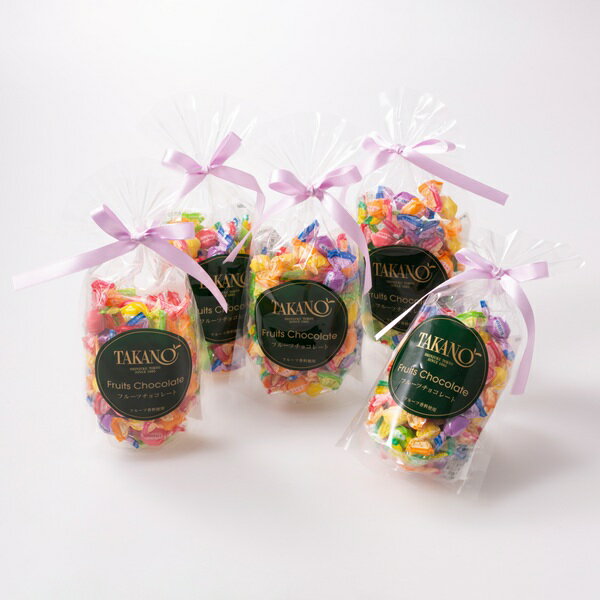 ■説明ブルーベリー、ストロベリー、レモン、マンゴー、メロン、バナナの6種類の味が楽しめるフルーツチョコレートです。プチプレゼントにおすすめです。 ピーチ角底紙袋5枚付。■商品詳細内容量：フルーツチョコレート80g（個包装紙込み）×5袋、ピー...