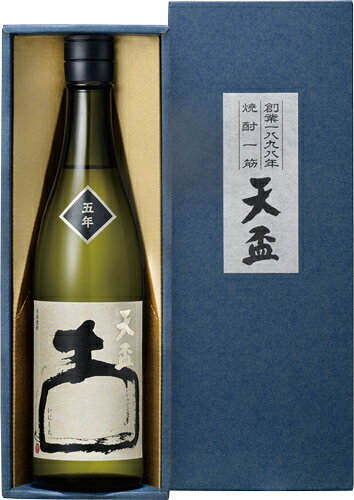 押し寄せる麦の風味とふくらみある旨味、5年熟成させた上質な麦焼酎 タンクと甕それぞれ異なる環境で5年間熟成した焼酎をブレンド。熟成によるふくらみある旨さが楽しめます。一口目は是非ストレートでワンランク上の味わいをお楽しみください。
