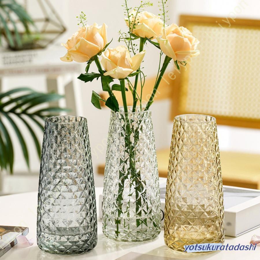 商品名: ガラス花瓶素材: ガラスサイズ：口径×高さ：7*21.5cm（スタッフ採寸のため、若干の誤差が生じる場合がございます）場所: 窓辺、玄関、寝室、書斎など透明感 使いやすい、シンプルなデザイン透明なので花瓶内の茎も涼やかに映えます。...