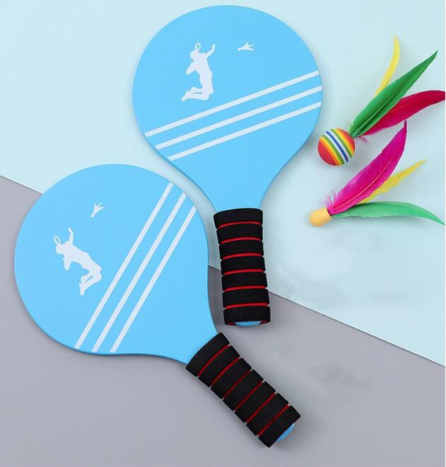 商品情報： オールシーズン野外で楽しめるのラケットゲームのラケットセット。 【　公園や屋外でのスポーツおもちゃ 　】　友達や家族で楽しいバドミントン（パドルゲーム）！レジャーやキャンプなど外で楽しもう♪エクササイズや運動不足にもおすすめ♪ ...