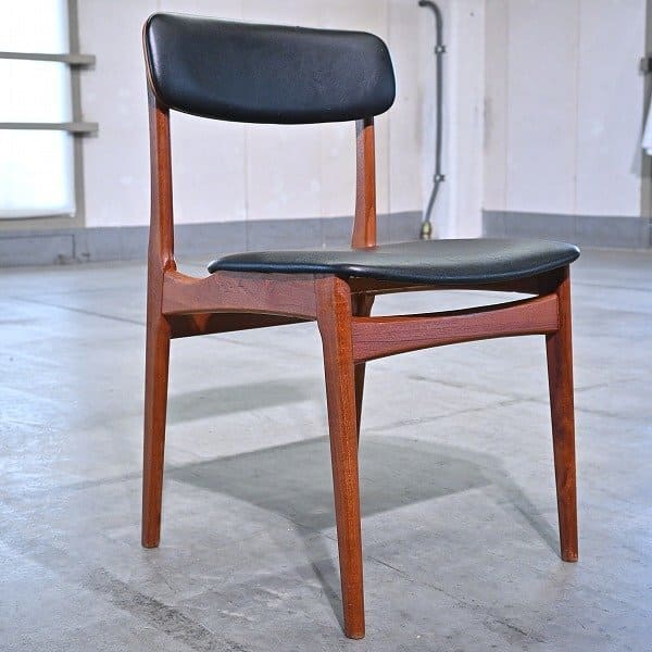 &nbsp;商品説明 デンマーク N.&K. Bundgaard Rasmussenより、 ダイニングチェアが入荷いたしました。 温かみのあるチーク材のフレームと、 シンプルながら洗練されたフォルムが美しく調和した一脚です。 曲線を描く笠木...