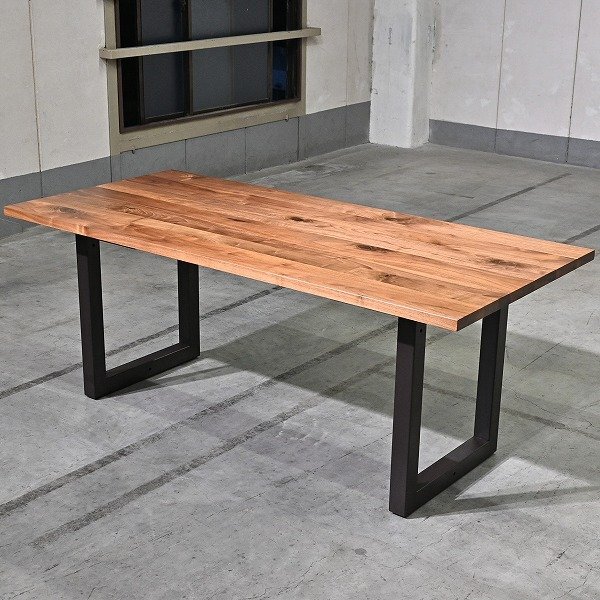 &nbsp;商品説明 広末木工より、「フレックステーブル 182」が入荷いたしました。 ウォールナット無垢材を使用した、存在感あふれるダイニングテーブルです。 堅牢なスチール脚と、木目の美しさが際立つ無垢材天板の組み合わせは、 現代的な空間...