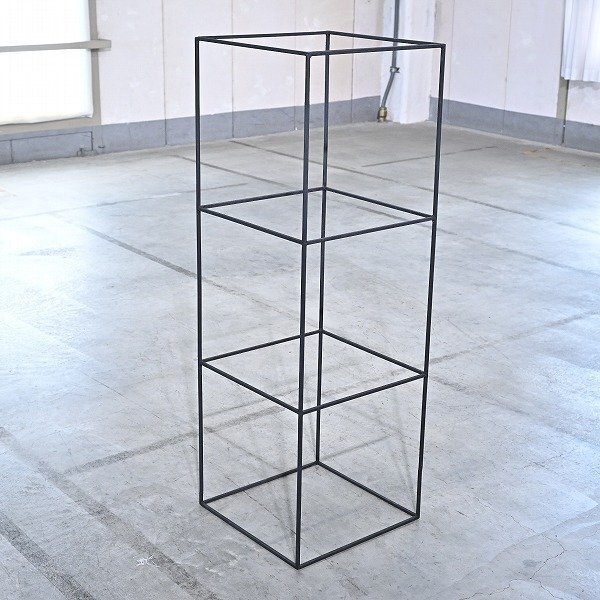 &nbsp;商品説明 インダストリアル、アイアンフレームが入荷いたしました。 無駄をそぎ落としたミニマルなデザインが魅力の、 アイアンフレームが入荷いたしました。 余計な装飾を持たない直線構造で、 インテリアに軽やかさと洗練をプラスします。...