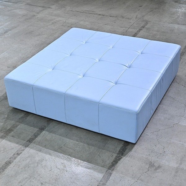 商品説明 POLTRONA FRAUより、 「PUFF CUBO」オットマンが入荷いたしました。 「PUFF CUBO」は、 その名の通り立方体のフォルムを持つレザースツール（オットマン）で、 洗練されたシンプルなデザインと極上の座り心地が...