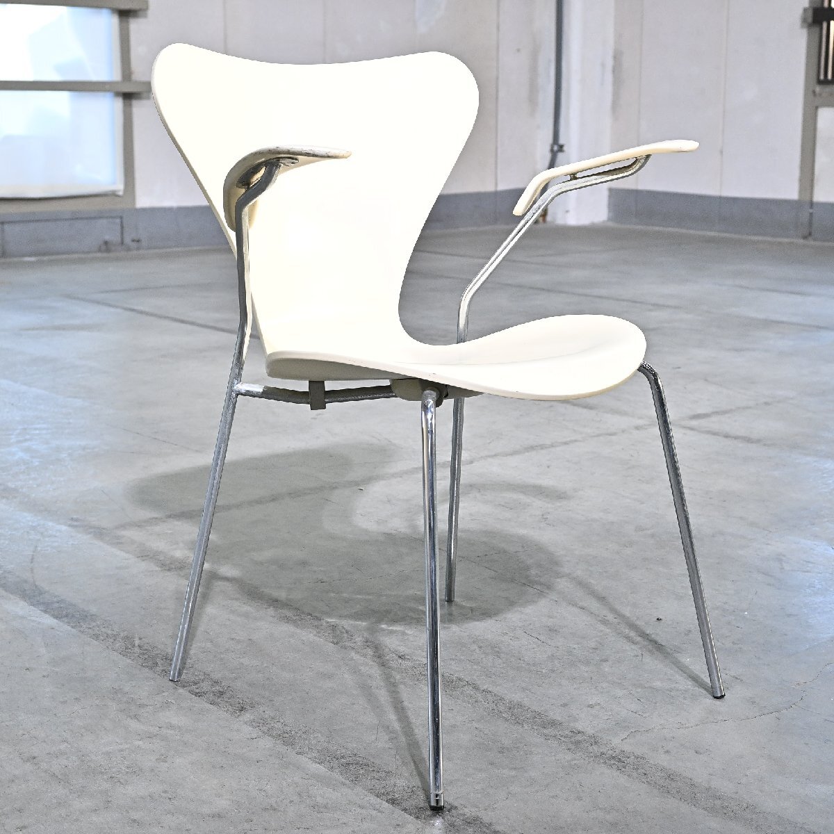 商品説明 フリッツ・ハンセンより、 「セブンチェア」が入荷いたしました。 曲線的なシェルのシルエットを際立たせる、 華奢でありながらも丈夫なスチールパイプ製のベースが特徴的な「セブンチェア」 デンマークデザイン界の巨匠、 アルネ・ヤコブセン...