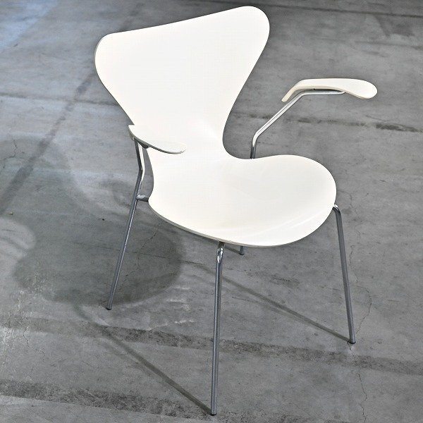 商品説明 フリッツ・ハンセンより、 「セブンチェア」が入荷いたしました。 曲線的なシェルのシルエットを際立たせる、 華奢でありながらも丈夫なスチールパイプ製のベースが特徴的な「セブンチェア」 デンマークデザイン界の巨匠、 アルネ・ヤコブセン...