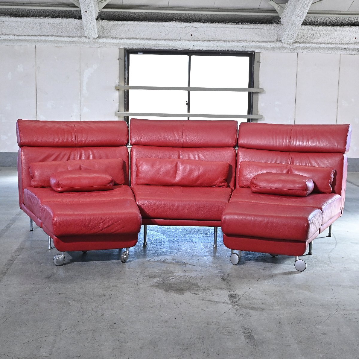&nbsp;商品説明 イタリアの高級家具ブランド、 ナツッジ（NATUZZI）の可動式ソファ「NEXUS」が入荷しました。 鮮やかなレッドのレザーが空間に圧倒的な華やぎを添える、 イタリアンモダンデザインの粋を集めた大型ソファです。 緩やか...