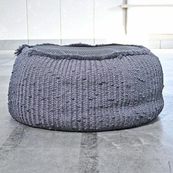 商品説明 Paola Lentiより、 「Play / プレイ」クッションが入荷いたしました。 丸みのあるフォルムと、 柔らかな編み込みテクスチャーが印象的なアイテム。 視覚的にも触感的にもやさしく、 空間にリラックスした雰囲気をもたらしま...