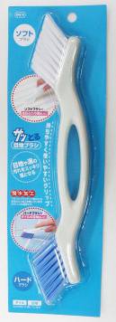 【商品情報】●ハードとソフトの毛先がついて、汚れや素材に合わせて使い分けができます。●タイル目地やコーナー、ミゾなどが洗いやすい形状です。●ブラシとプラスチック部分に水をはじく加工を施していますので、お掃除後の水気をサッとはじき、油分も付着...