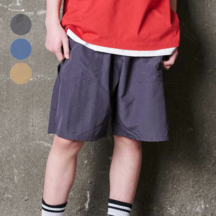 ナイロン素材のハーフパンツ。膝丈5分丈。無地デザインでどんなアイテムとも合わせやすい！裾の星条旗のワッペンもさりげないポイント！【アイテム】シンプル ベーシック 無地 カジュアル お洒落 オシャレ かっこいい かわいい 可愛い 普段着 お外...
