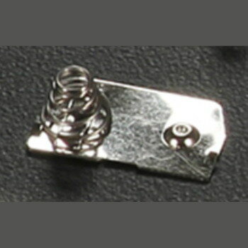 バネ端子樹脂の筐体に差し込んで使う、単四型電池ホルダーの電極です。複数本を横に並べる場合の中間用でプラスとマイナスの電極が横に並んでいます。●仕様サイズW19mm×H11mm板厚0.3mmスプリング線径φ0.5仕様単4：左マイナス・右プラス...