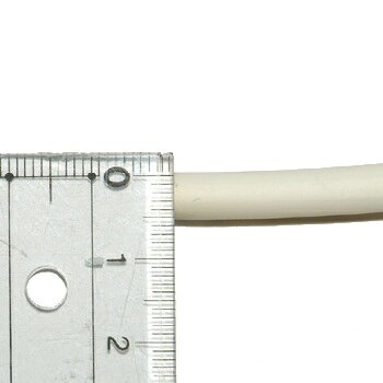 ヒートガンなどで熱すると半径方向に半分程度収縮する収縮チューブです。(長さ方向へは縮みにくいです。)、ツヤ無し白色で1mカットされた状態でのお届けとなります。【仕様】・規格：5mm・長さ：1m切断品・材質：ポリオレフィン・色：白・収縮前サイ...