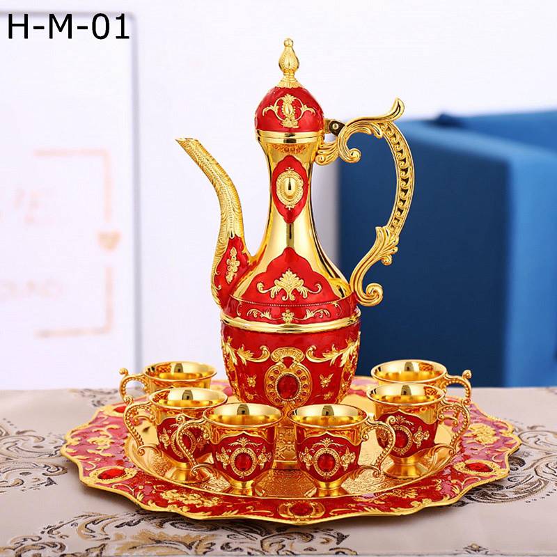 　　　 ◆◇◆人気の秘密◆◇◆ 【サイズ】徳利：幅13cm*高さ21.5cm 盃：幅5cm*高さ5cm トレー：直径24.5cm 【セット内容】:徳利×1個 盃×6個 トレー×1個 ?酒器セット亜鉛合金製で、お手入れが簡単、耐久性があり、ト...