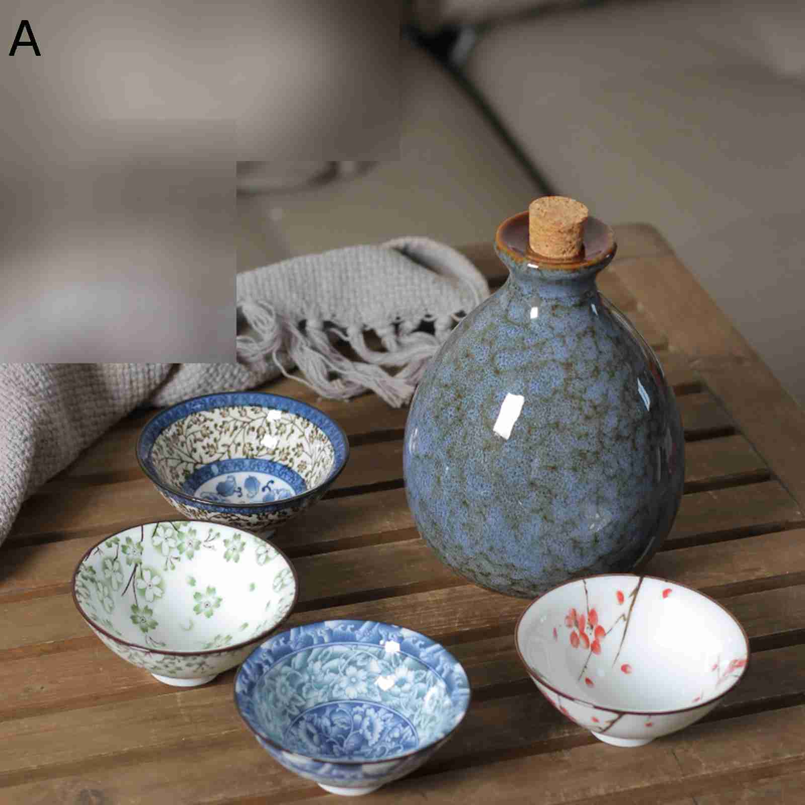 　　　 ◆◇◆人気の秘密◆◇◆ 【サイズ】徳利：口径4.4*高さ15cm 容量:500ml 【セット内容】:徳利×1個 盃×4個 ?磁器の質は繊細で透き通っていて、器の形は美しく?雅です。すっきりとした色合いで、精巧な形をしています。器は洗...