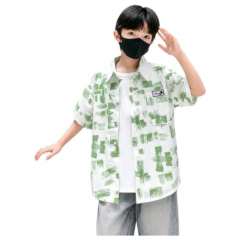 　　　 ◆◇◆売れている秘密◆◇◆ 【キッズシャツ】男の子向けのルーズフィットな半袖シャツです。サイズは120から170まで幅広く展開しており、成長期のお子様にもぴったりのゆったりとした着心地をします。さらっとした綿混素材を使用しており、通...