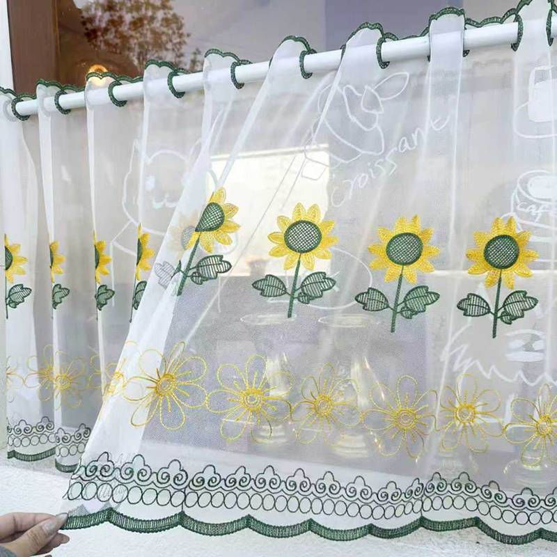 　　　 ◆◇◆売れている秘密◆◇◆ 【華やかなひまわり刺繍】美しいひまわりの刺繍が施されたカフェカーテンは、お部屋を明るくナチュラルに演出します。透け感のあるレースカーテン生地に描かれた黄色いひまわりとグリーンの刺繍が調和し、窓辺に爽やかな...