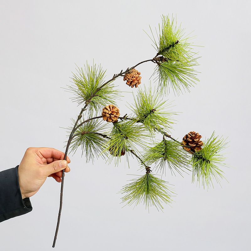 　　　 ◆◇◆売れている秘密◆◇◆ 【本物のような美しい質感】この人工観葉植物は、細部まで丁寧に仕上げられたリアルな松の葉と本物の松ぼっくりが付いたフェイクグリーンです。自然なグラデーションと立体感のある造形が、お部屋にナチュラルなぬくもり...