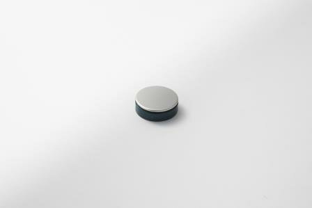 ■　品番　:　HWU563■　品名　:　ポップアップ排水栓用ボタンN1(SUS)■　寸法　:　直径35mm x 高さ12mm■　材質　:　 表面　ステンレス※　　　　　　裏面　樹脂の色が　「グリーン」から　「ホワイト」に変更しました。　■　...